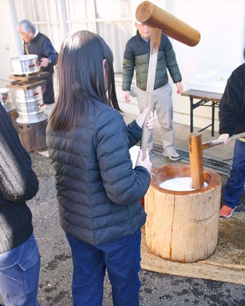 中山小学校5年生100人 地域の協力で餅つき体験 自ら収穫した米 味わう | DoNews